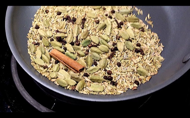 How to make keto masala chai with homemade chai masala mix - Keto Curries